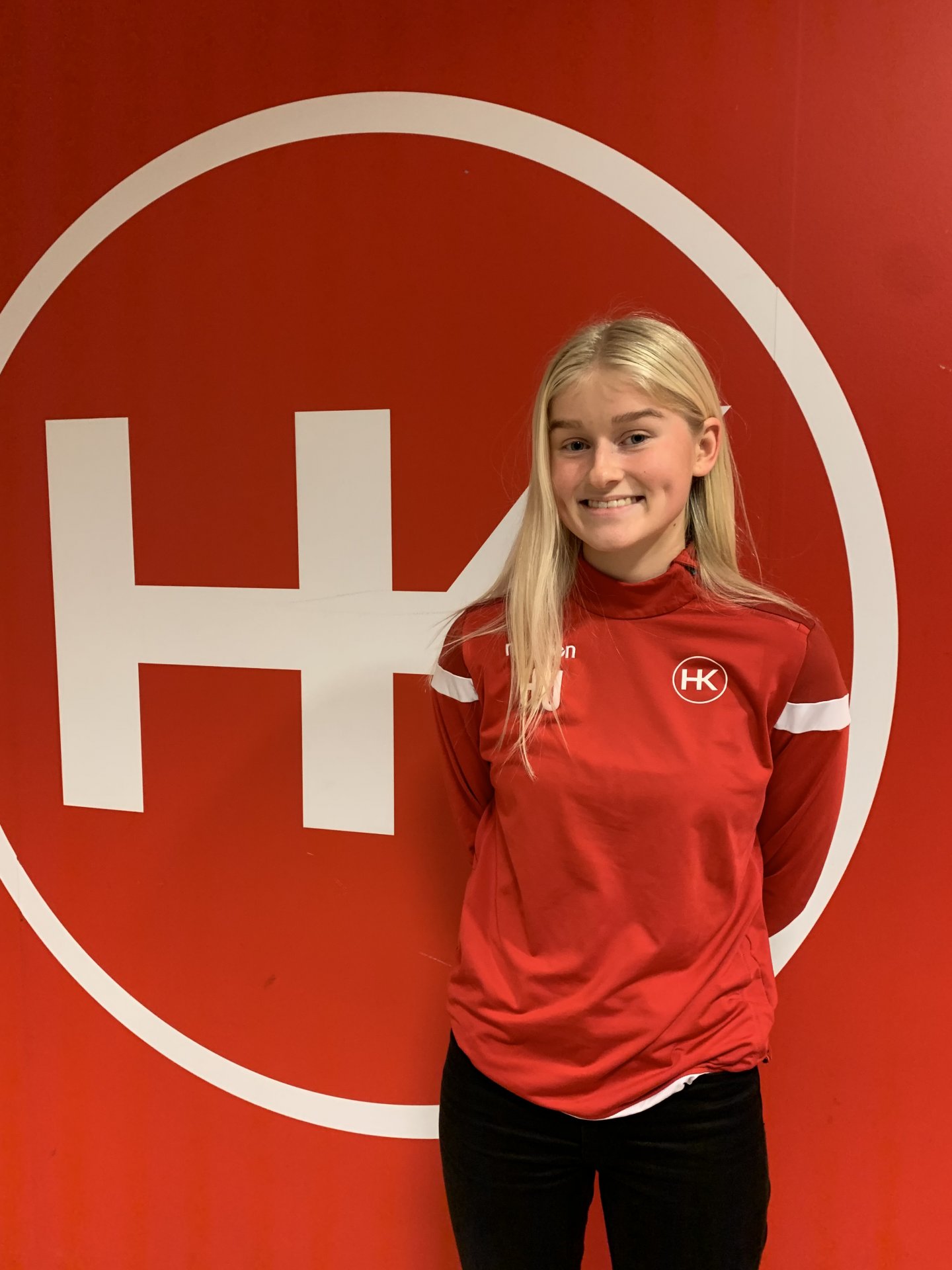Hildur Unnarsdóttir skrifar undir samning | HK